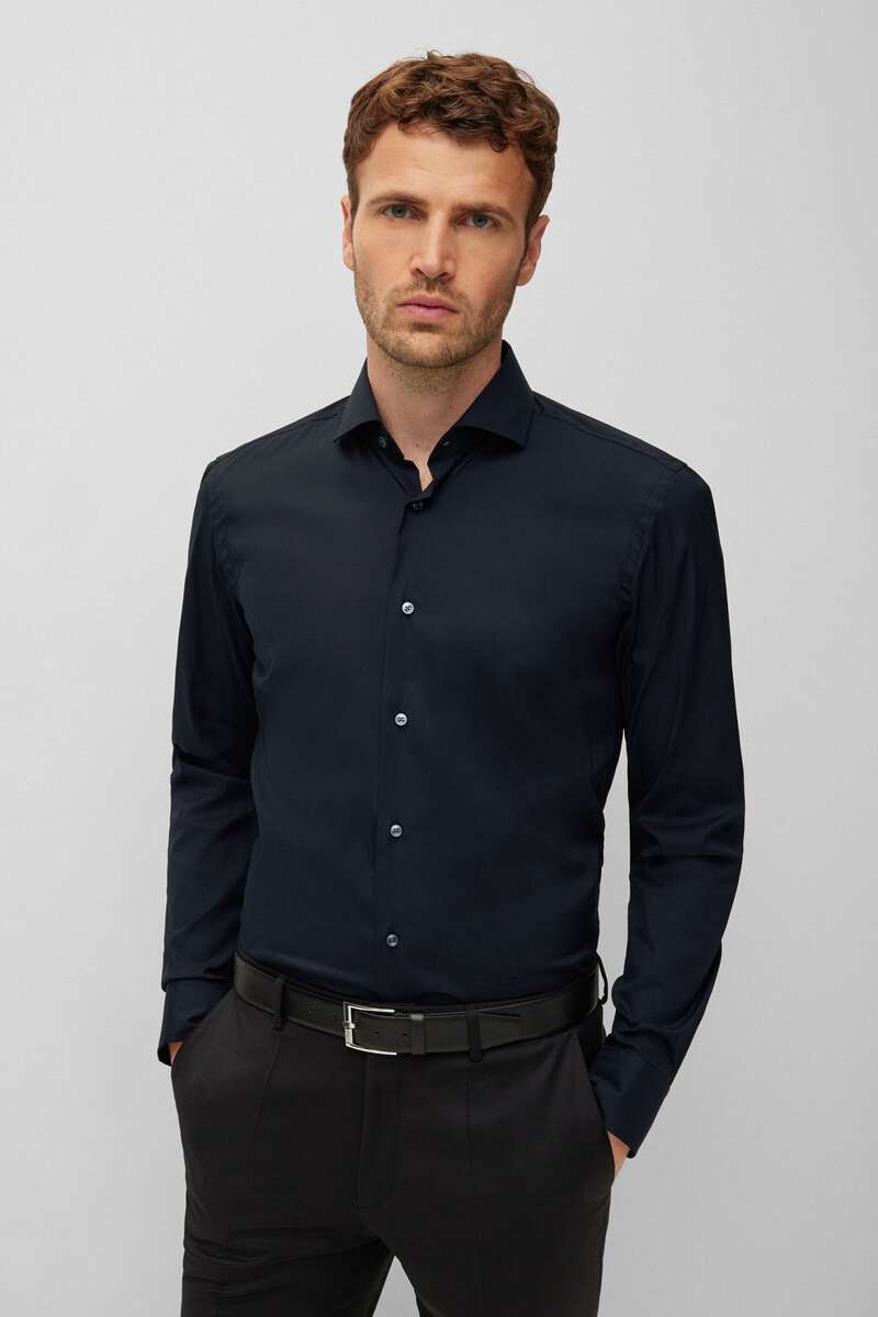 Hochwertiges BOSS Slim Fit Hemd in der Farbe schwarz, Einfarbig. Der ...